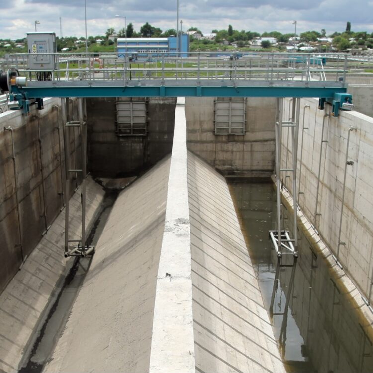 DECANTING BRIDGE FOR RECTANGULAR ENCLOSURE – IDM PIRINEO